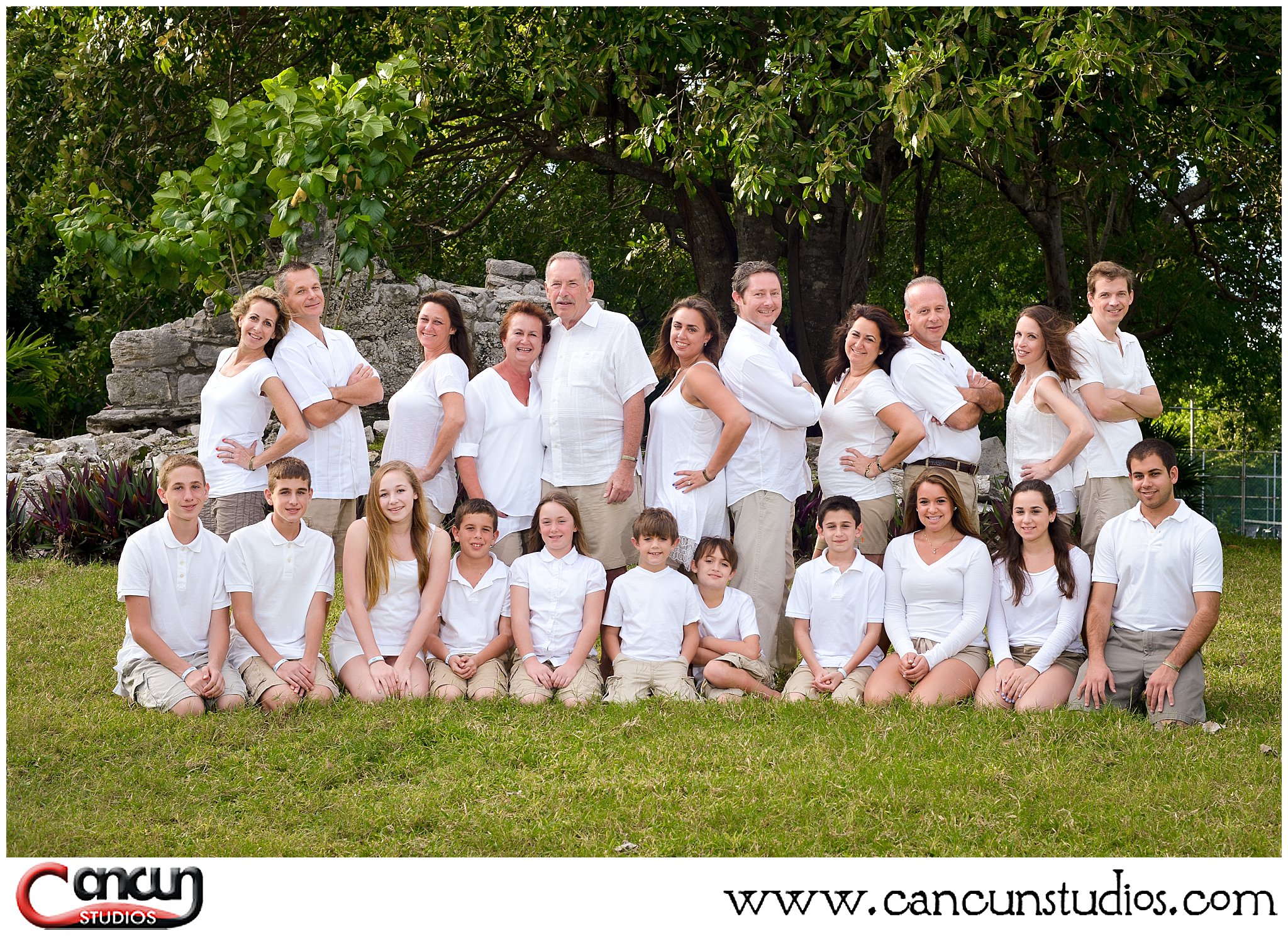 Creating Cancun memories with a Family Reunion portrait session ...